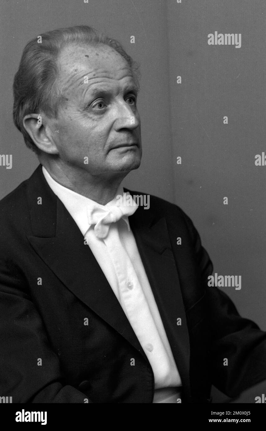 Wilhelm Kempff, German classical pianist, before a performance at the ...