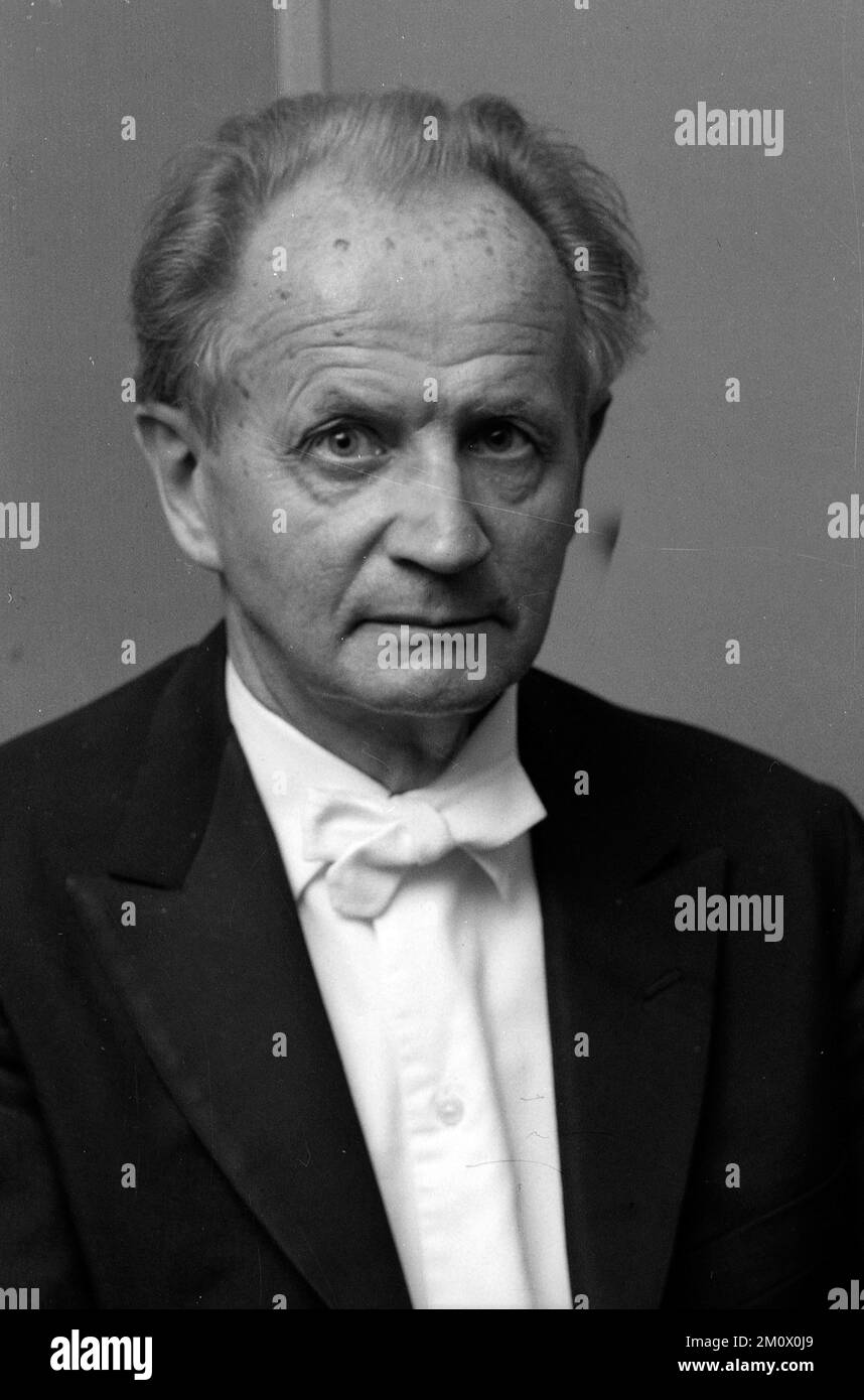 Wilhelm Kempff, German classical pianist, before a performance at the ...