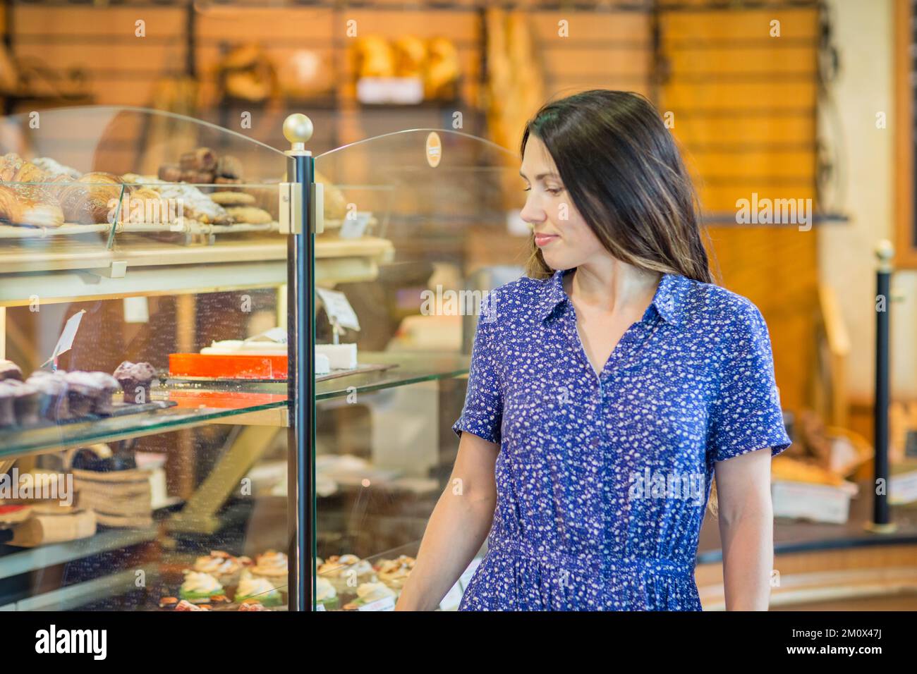 Woman in a bakery hi-res stock photography and images - Alamy
