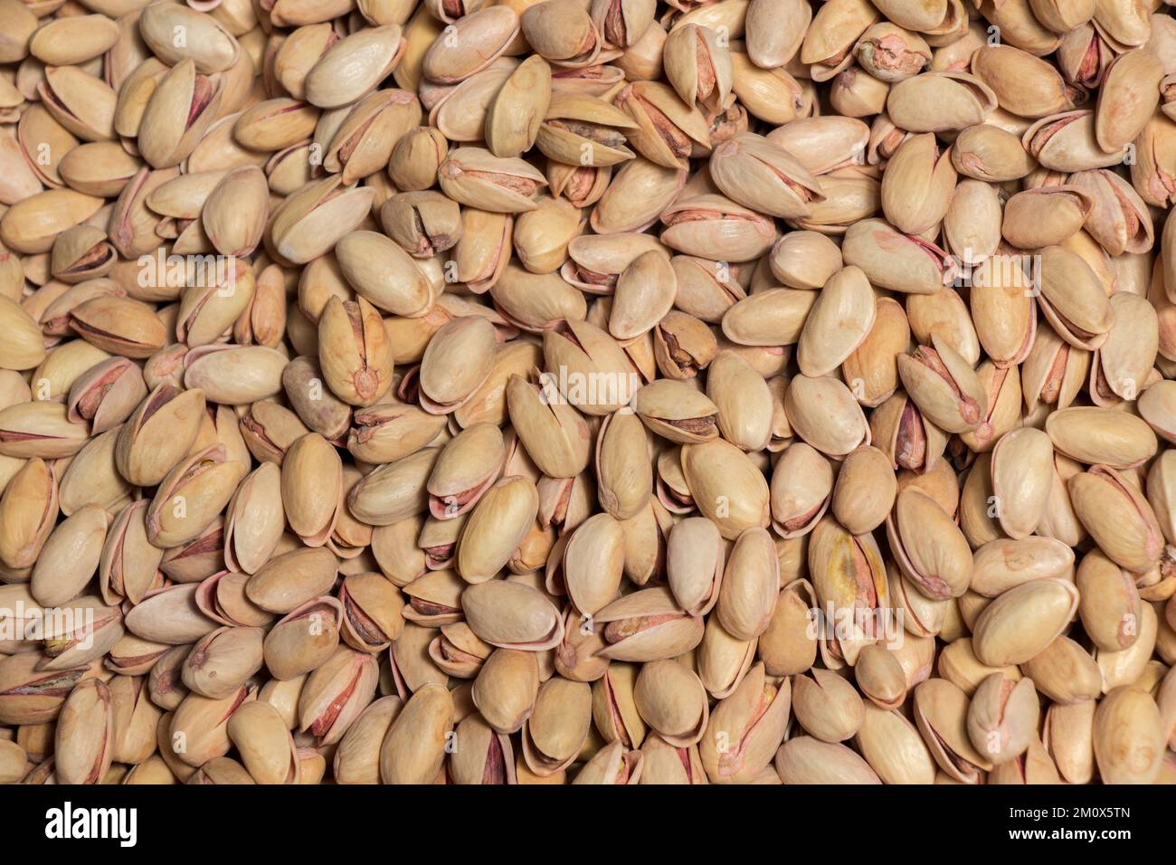 Pistachio nuts with shell ready to eat Stock Photo - Alamy
