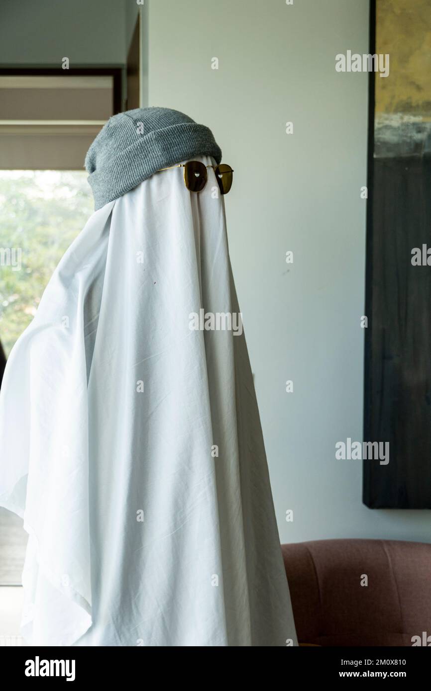 Ghost in sheet hi-res stock photography and images - Alamy