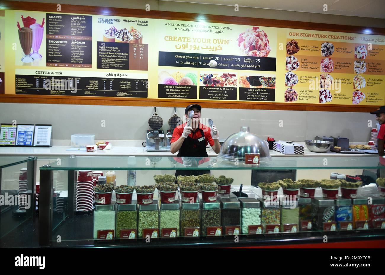 Ice cream vendor throws ice cream scoop through the air, Cold Stone ...