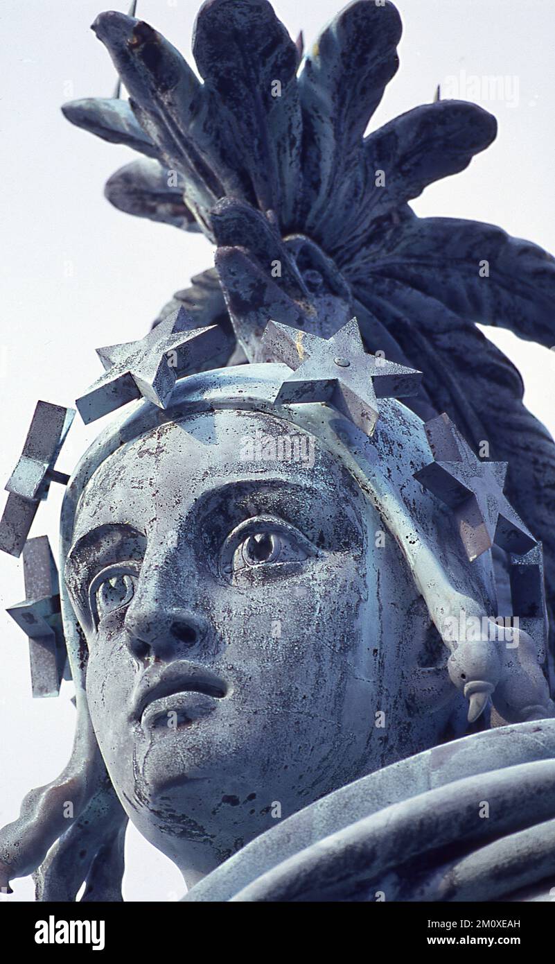 Statue of Freedom stab=nds 288 above the US Capitol Plaza in the top of ...