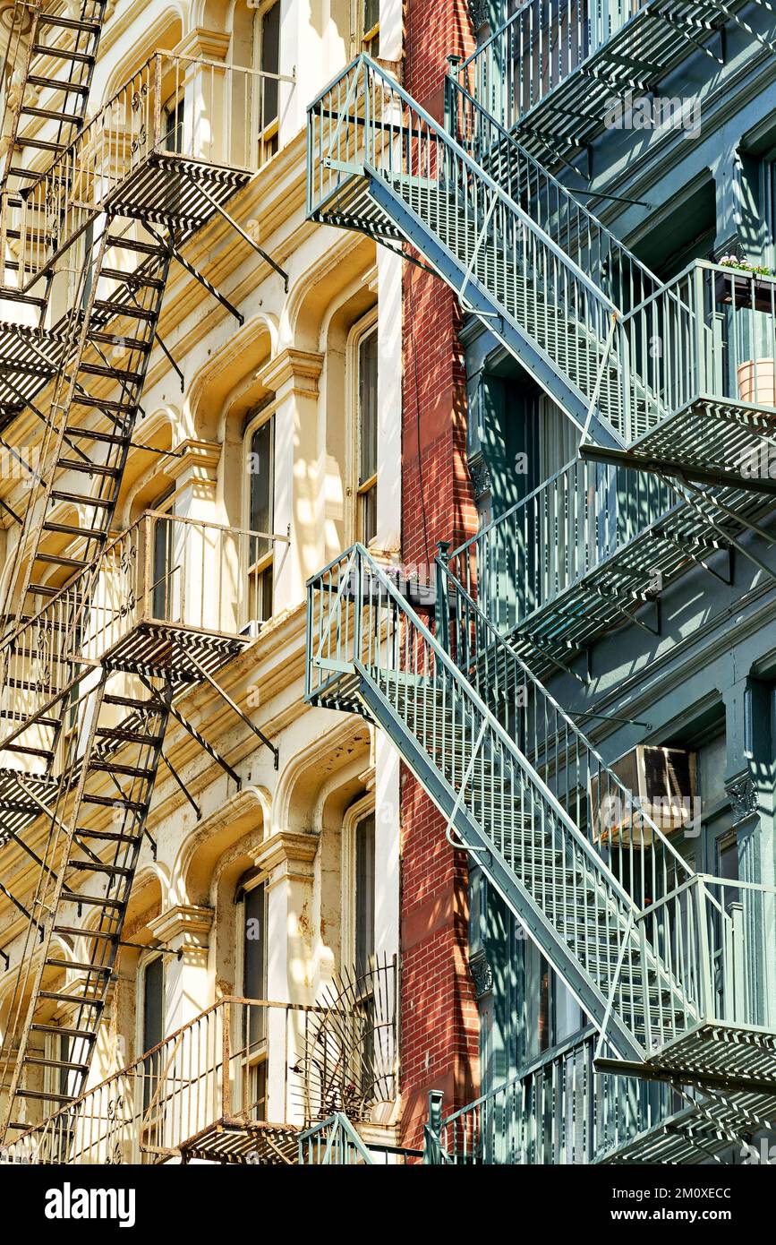 New york city fire escape plant hi-res stock photography and images - Alamy