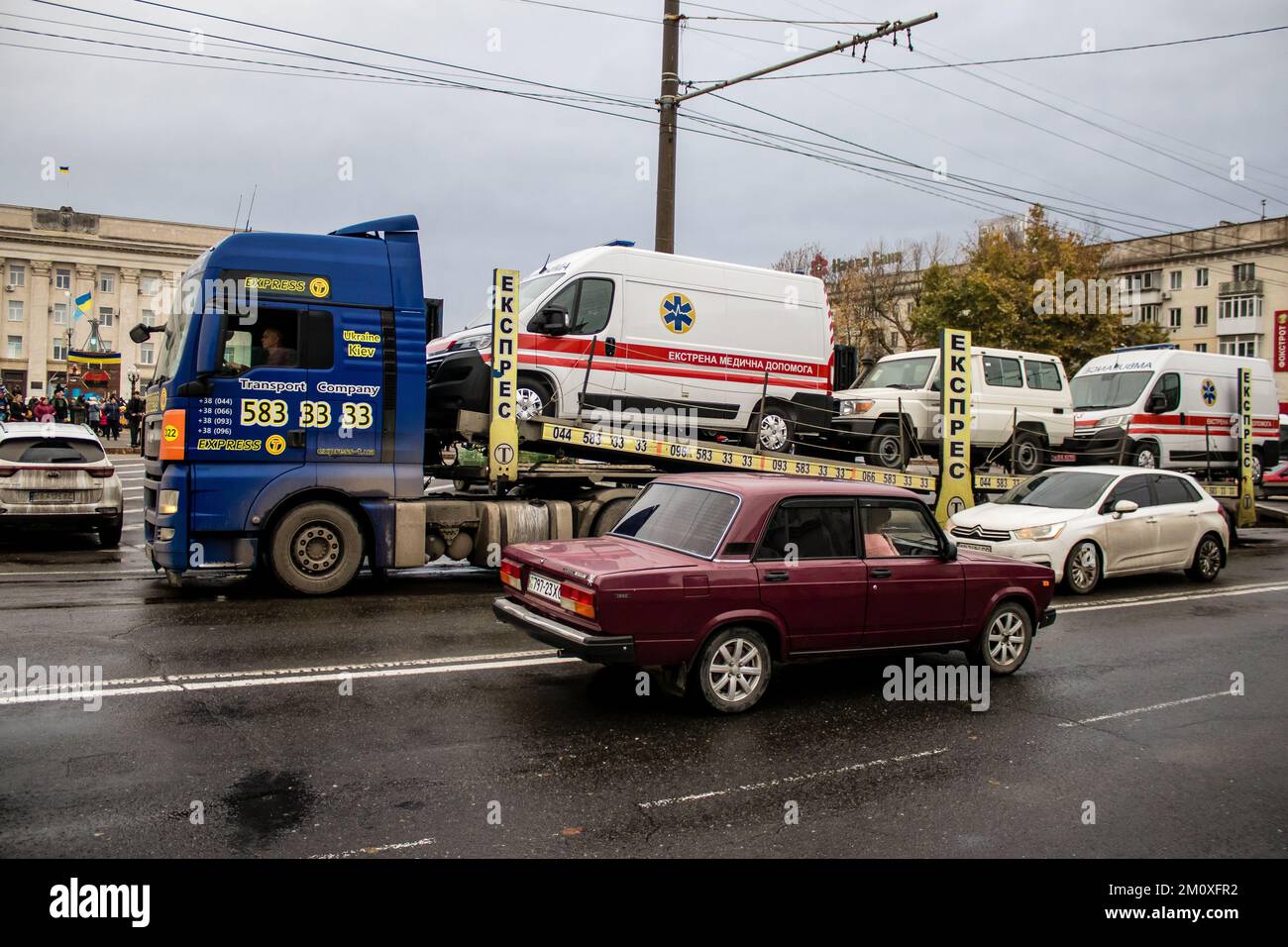 The Ukrainian government delivers ambulances to the city of Kherson ...