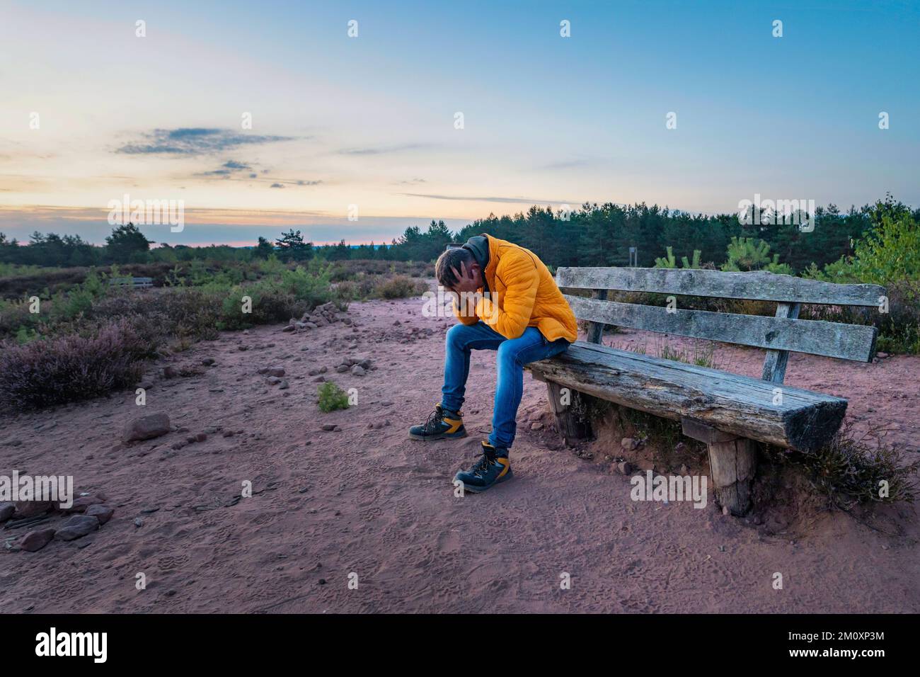 Sad old man on bench hi-res stock photography and images - Alamy