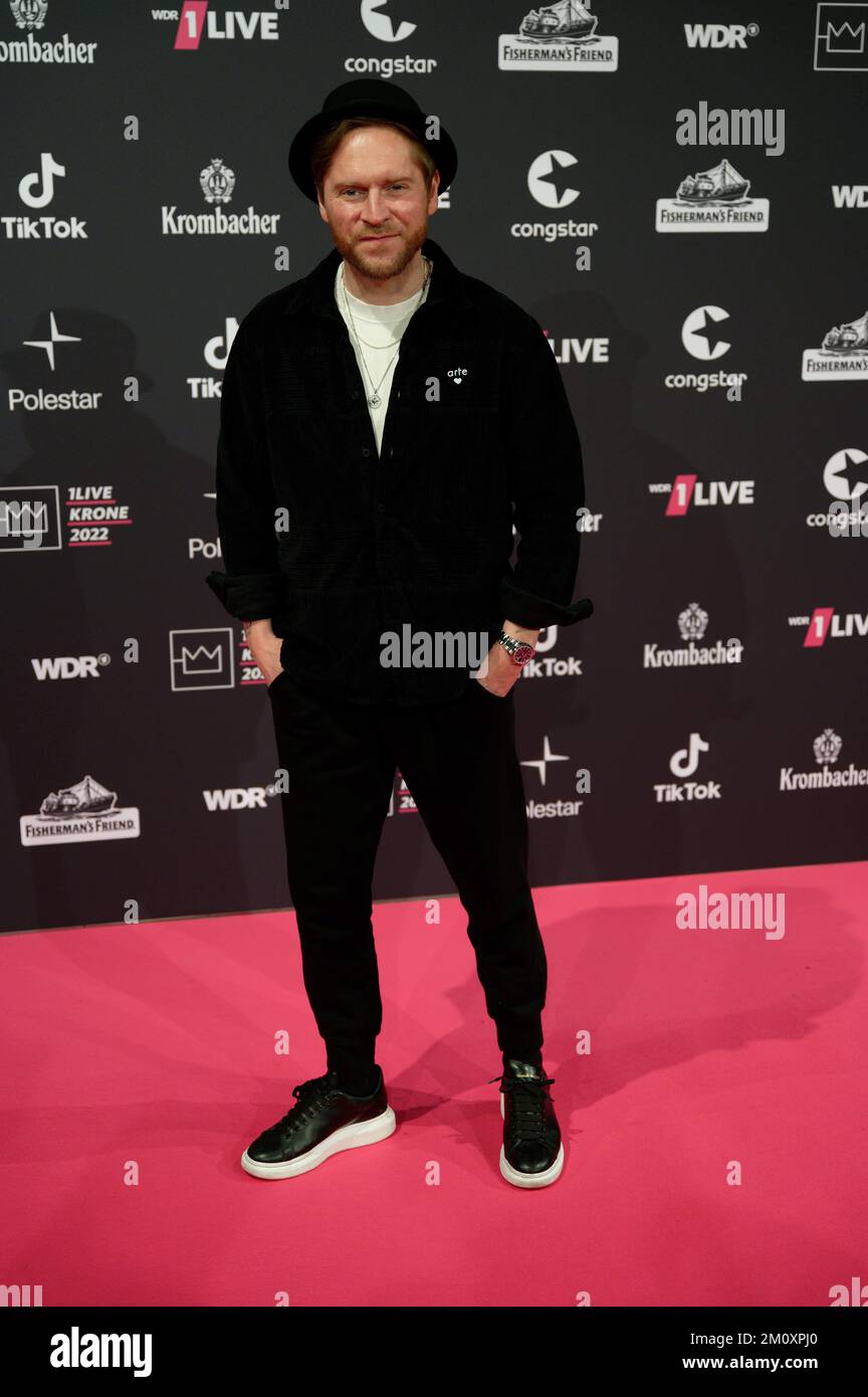 Bochum, Germany. 08th Dec, 2022. Singer Johannes Oerding walks the red ...