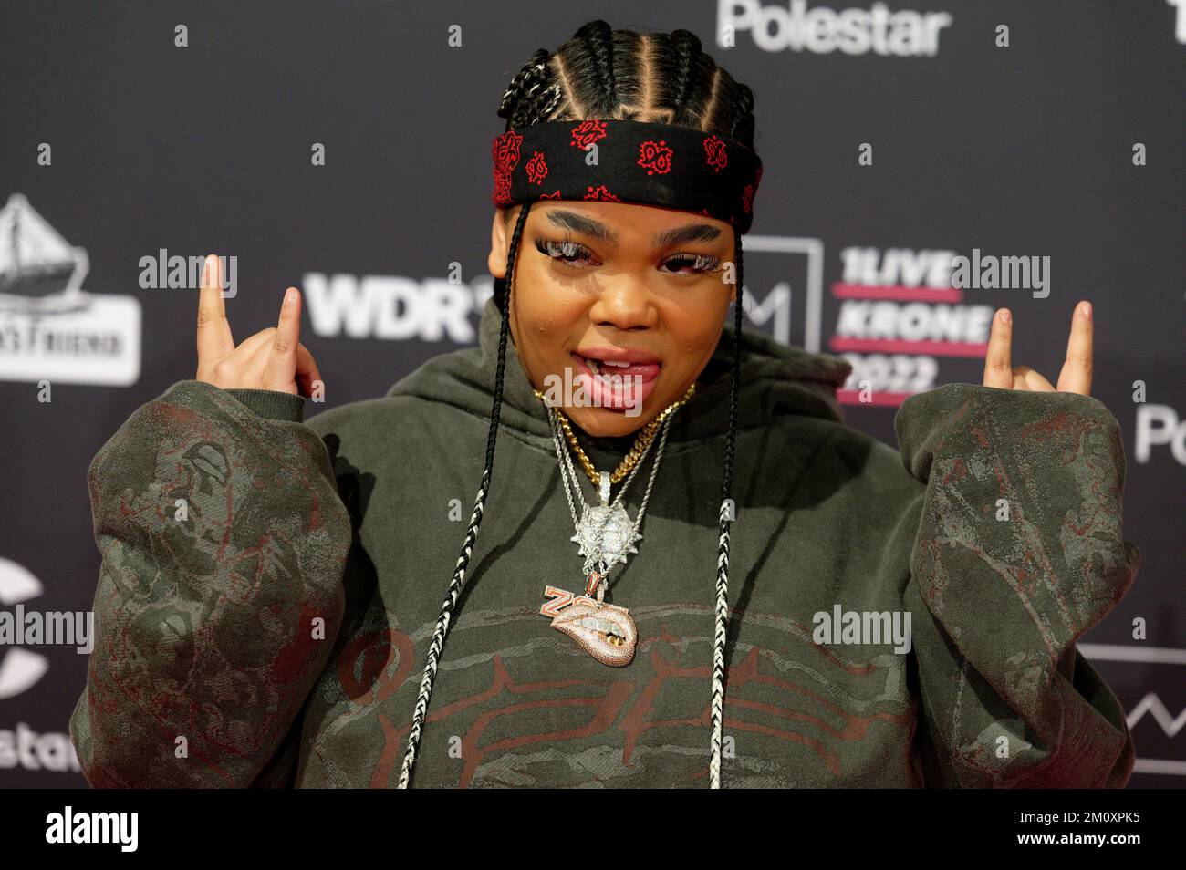 Bochum, Germany. 08th Dec, 2022. Singer Zoe Wees walks the red carpet ...