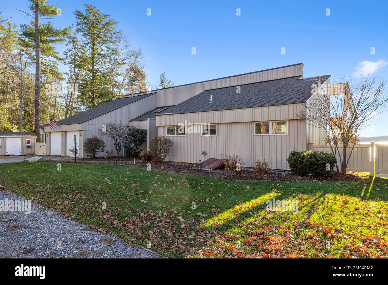 The new modern lakefront home with on a sunny day Stock Photo - Alamy