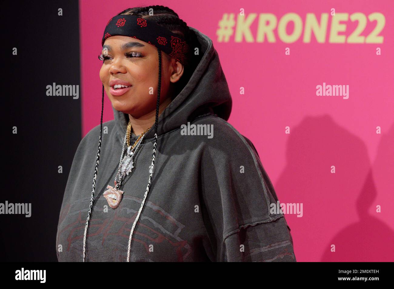 Bochum, Germany. 08th Dec, 2022. Singer Zoe Wees walks the red carpet ...
