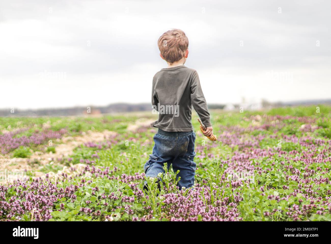 Child running away hi-res stock photography and images - Alamy