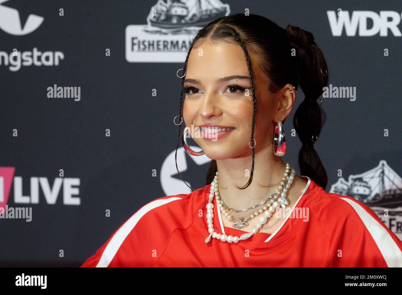 Bochum, Germany. 08th Dec, 2022. Singer Nina Chuba walks the red carpet ...