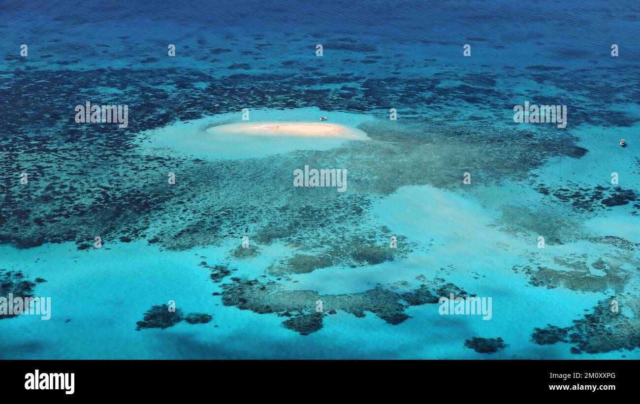 316 Sandy MIchaelmas cay and adjacent reef under the shallow waters ...