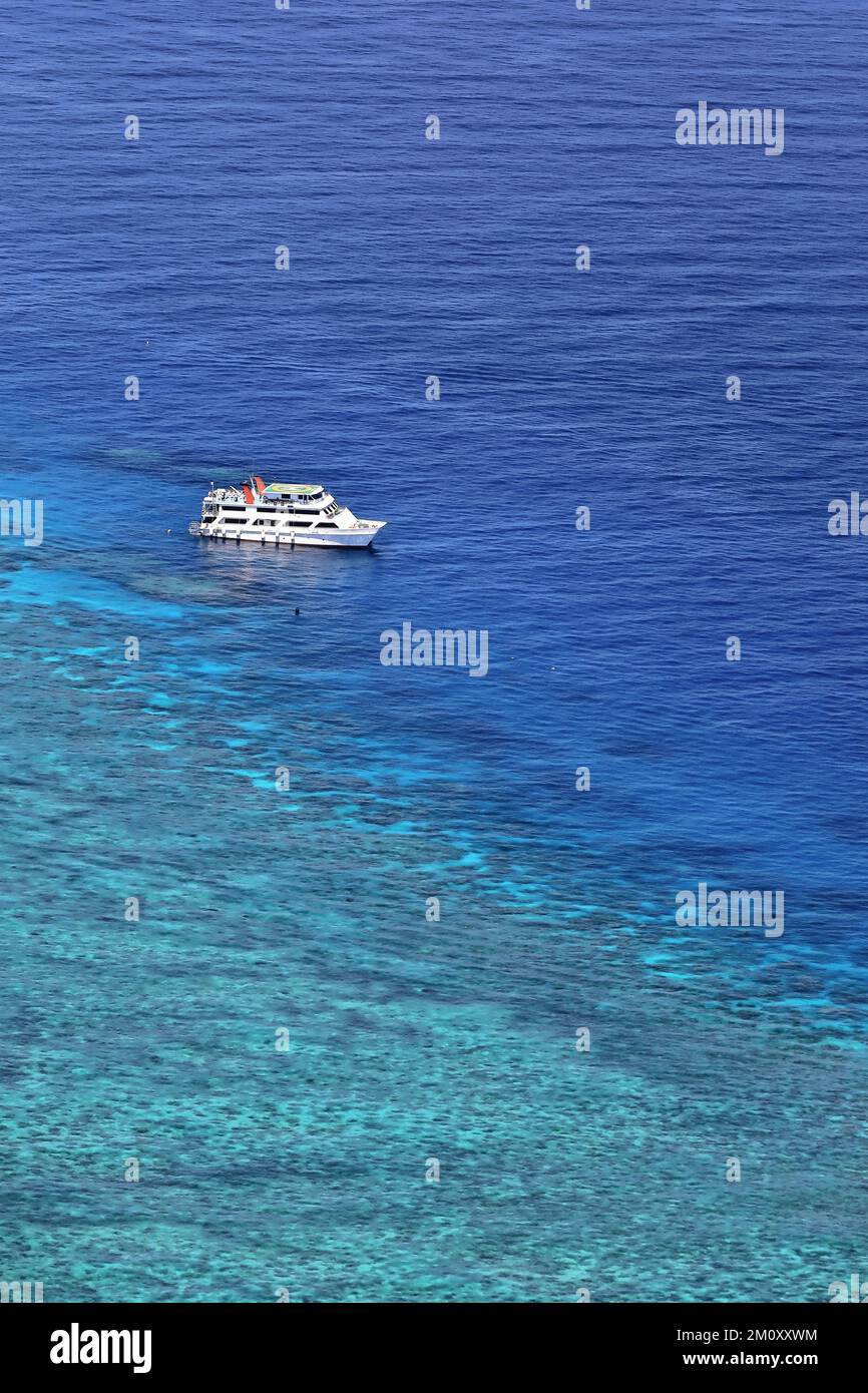 322 Airview of a tourist boat moored at Norman Reef on the Great ...