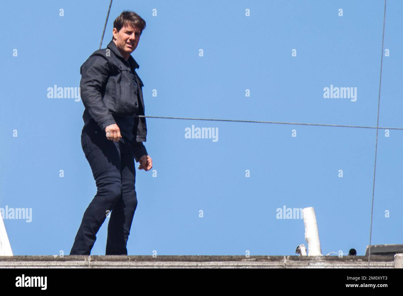 Tom Cruise breaks leg whilst filming Mission Impossible Stock Photo - Alamy
