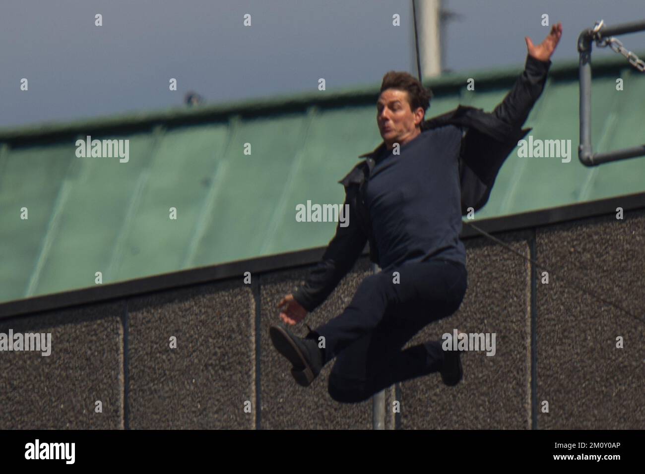 Tom Cruise breaks leg whilst filming Mission Impossible Stock Photo - Alamy