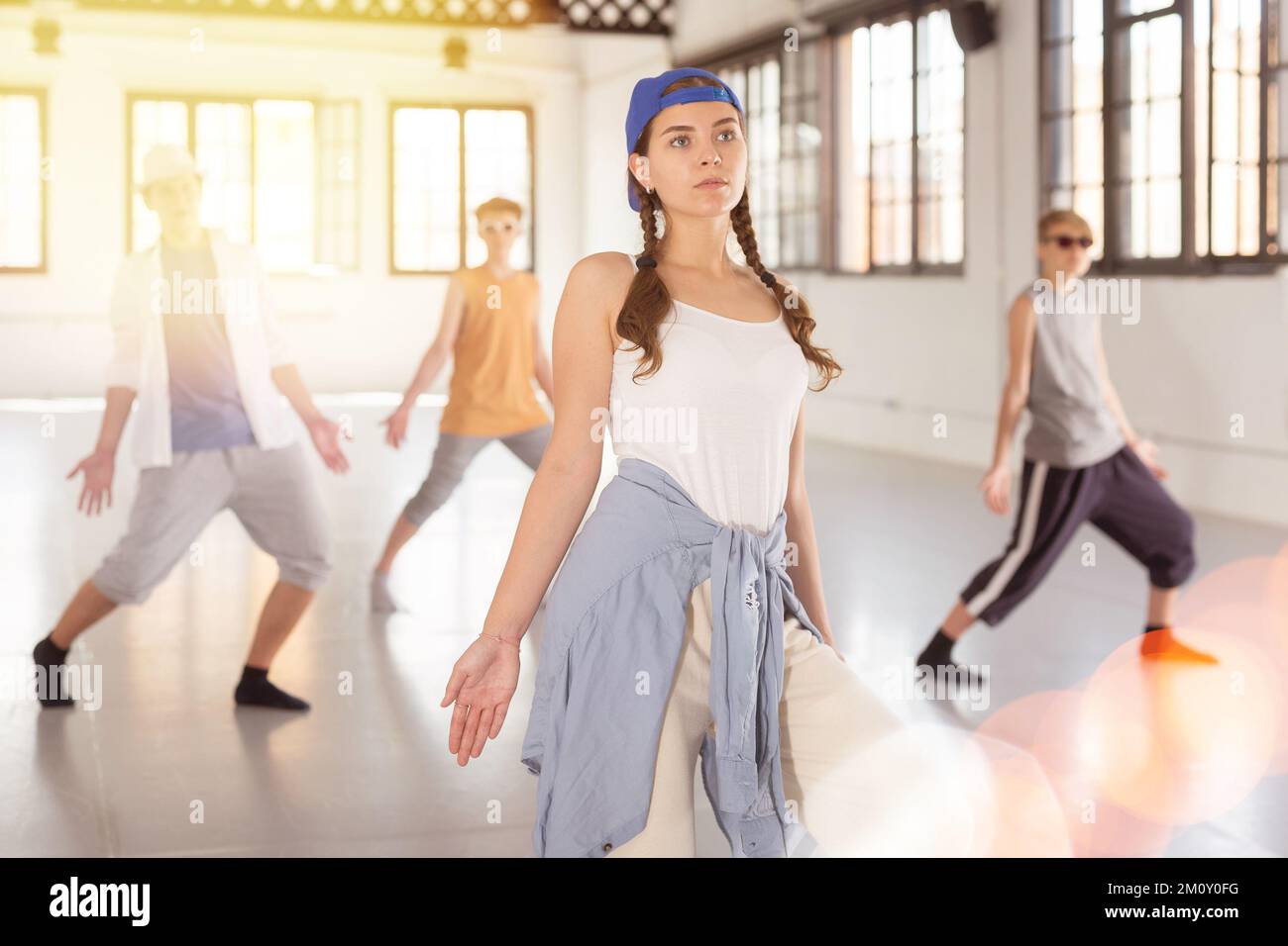 Young people dancing hip-hop Stock Photo - Alamy