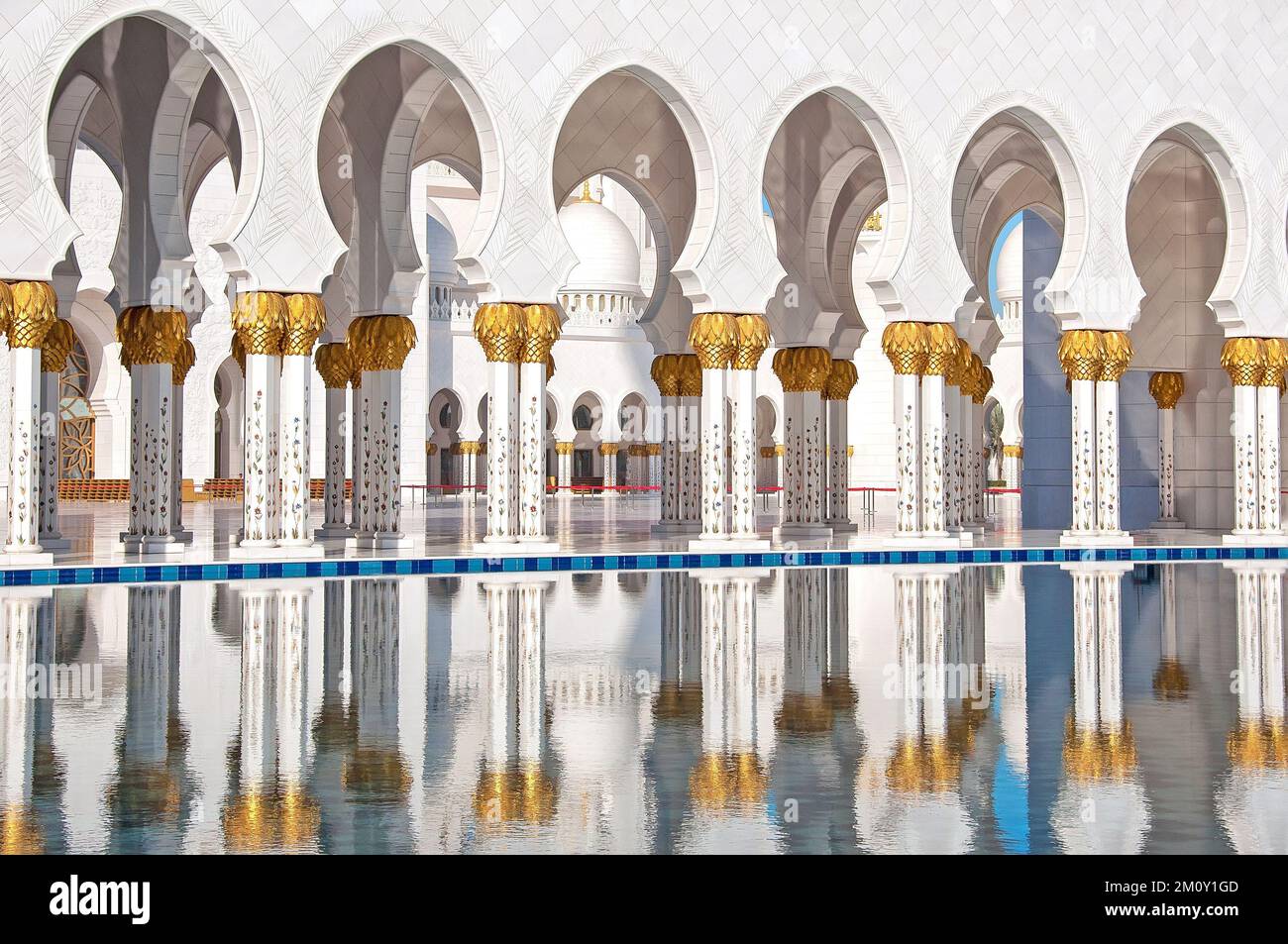 The Sheikh Zayed Grand Mosque and the image of its colonnades ...