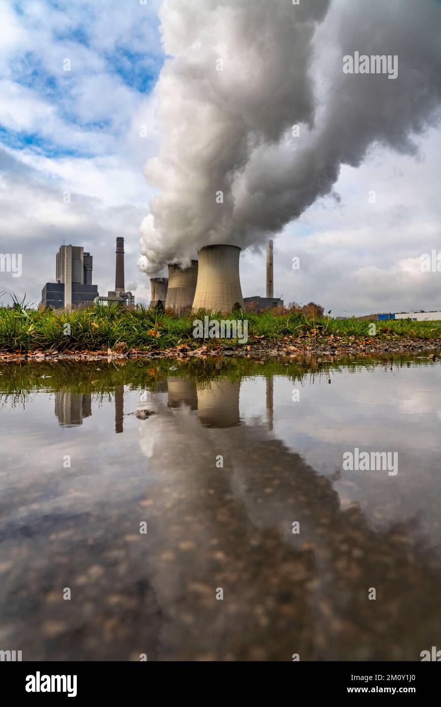 The Weisweiler lignite-fired power plant of RWE Power AG in Eschweiler ...