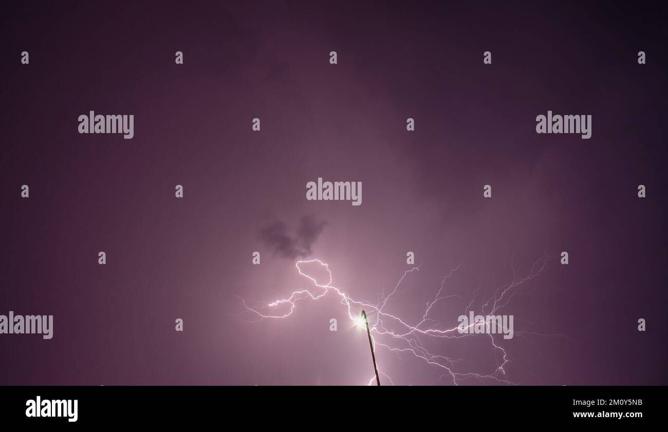 Night street lighting hi-res stock photography and images - Alamy