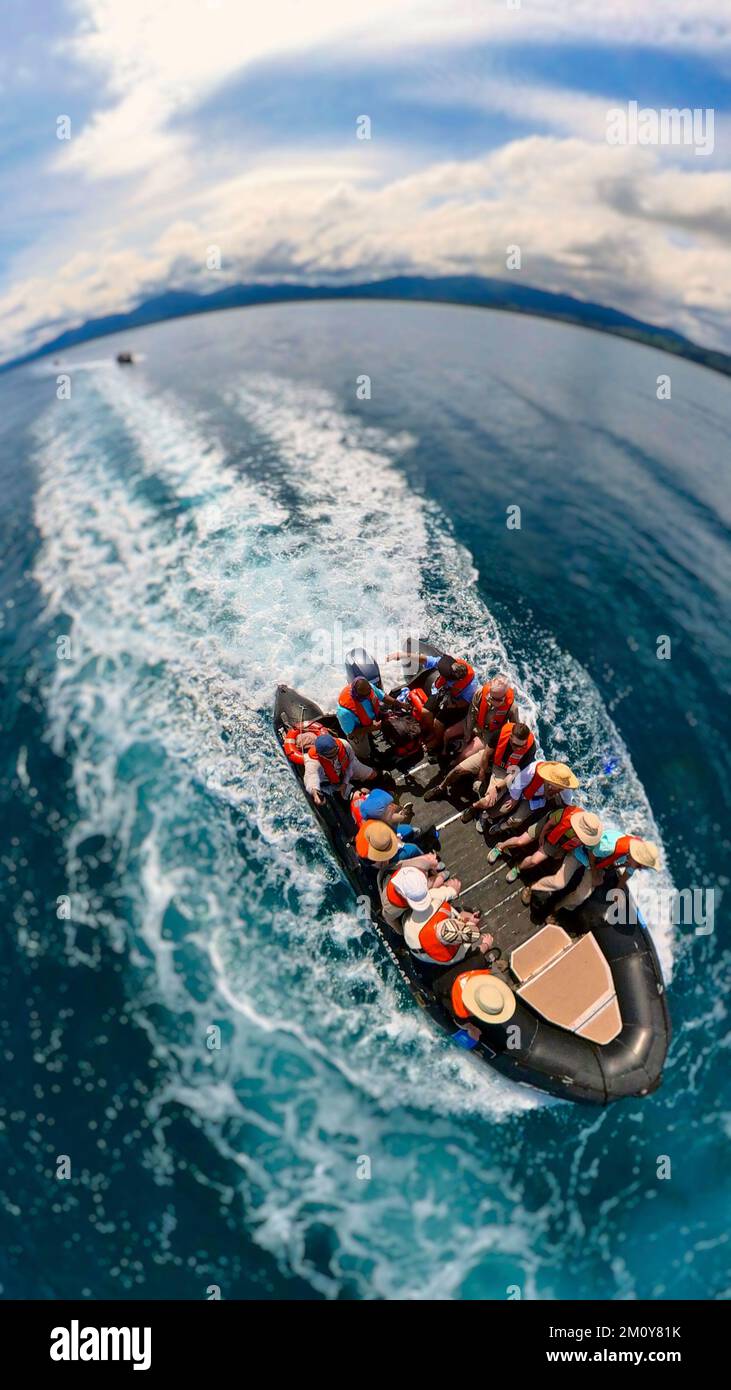 Travelers exploring the turquoise water of the Guna Yala indigenous ...