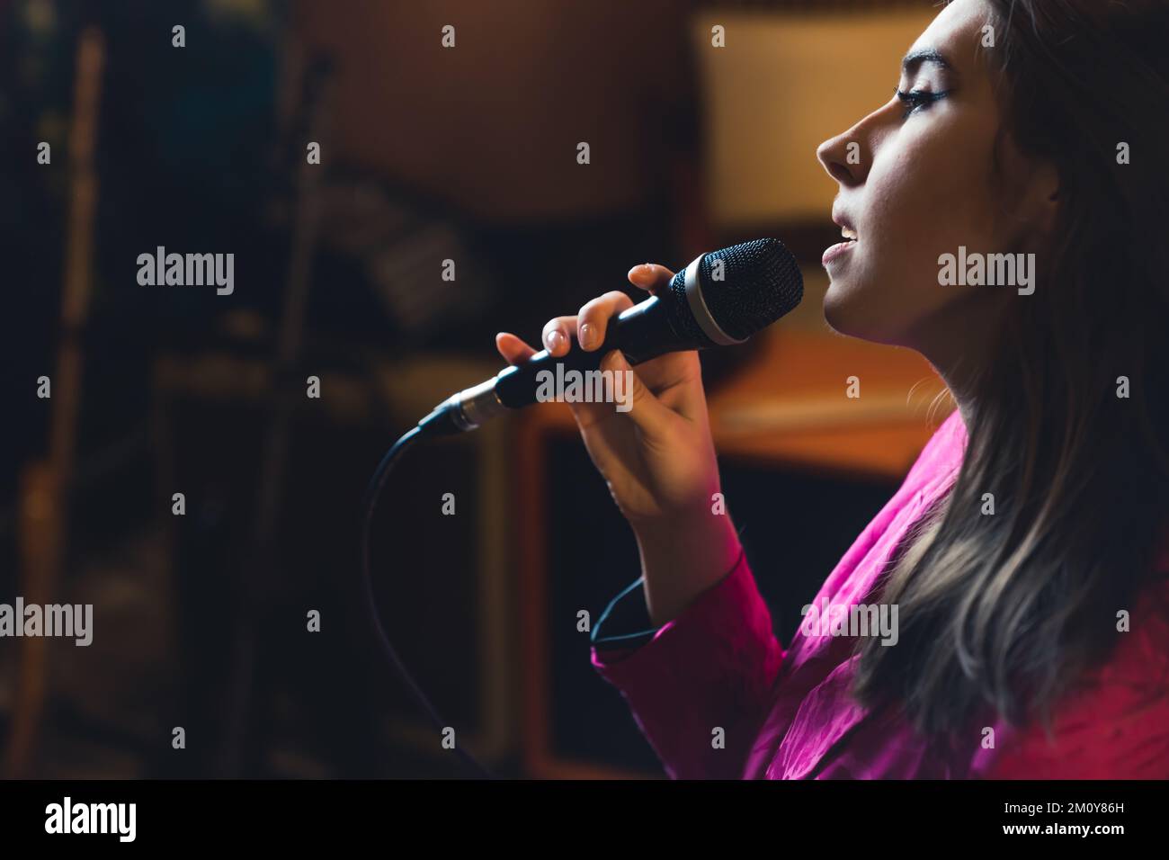 Sing vocalist hi-res stock photography and images - Alamy