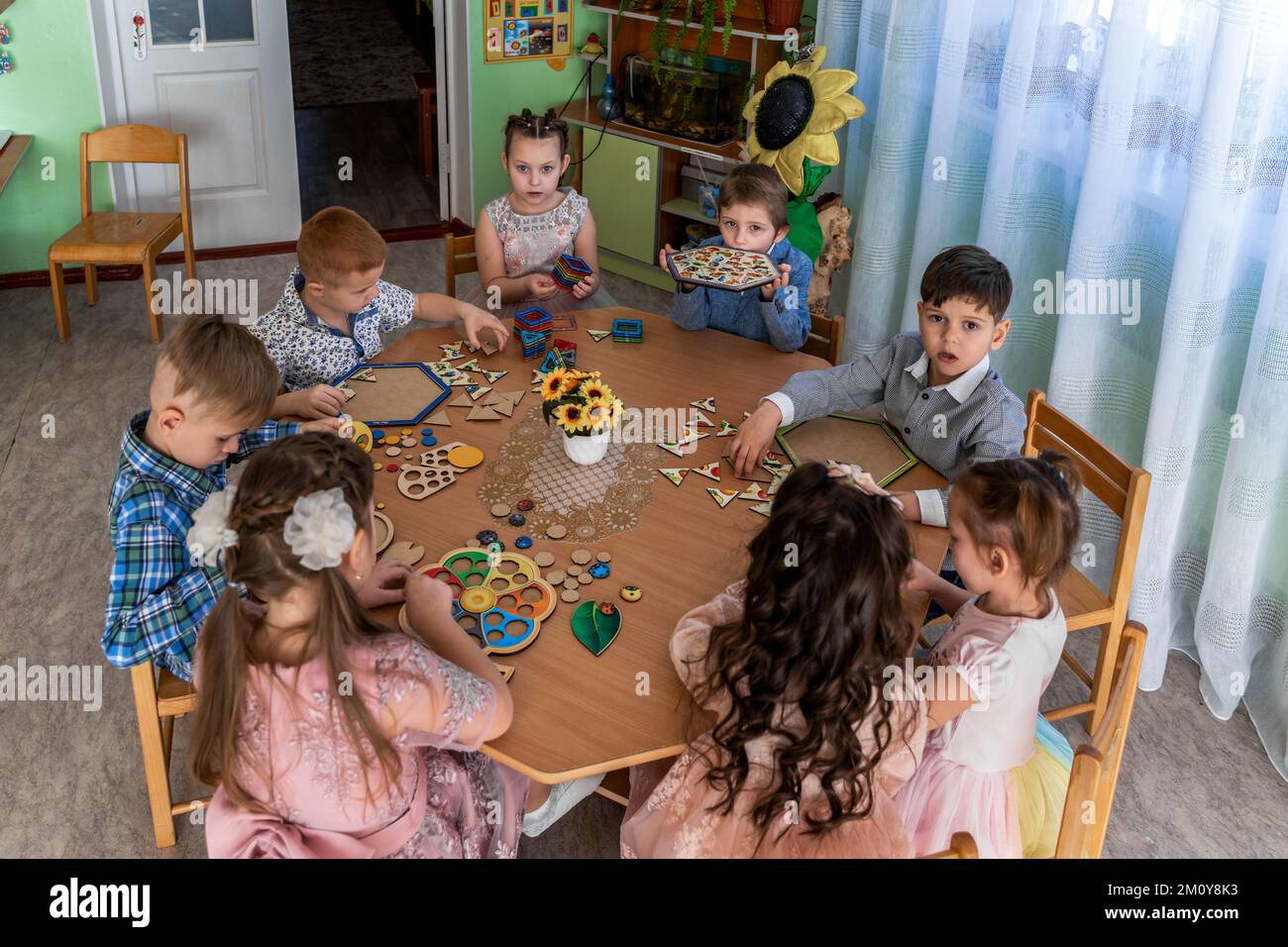 Children playing a board game hi-res stock photography and images - Alamy