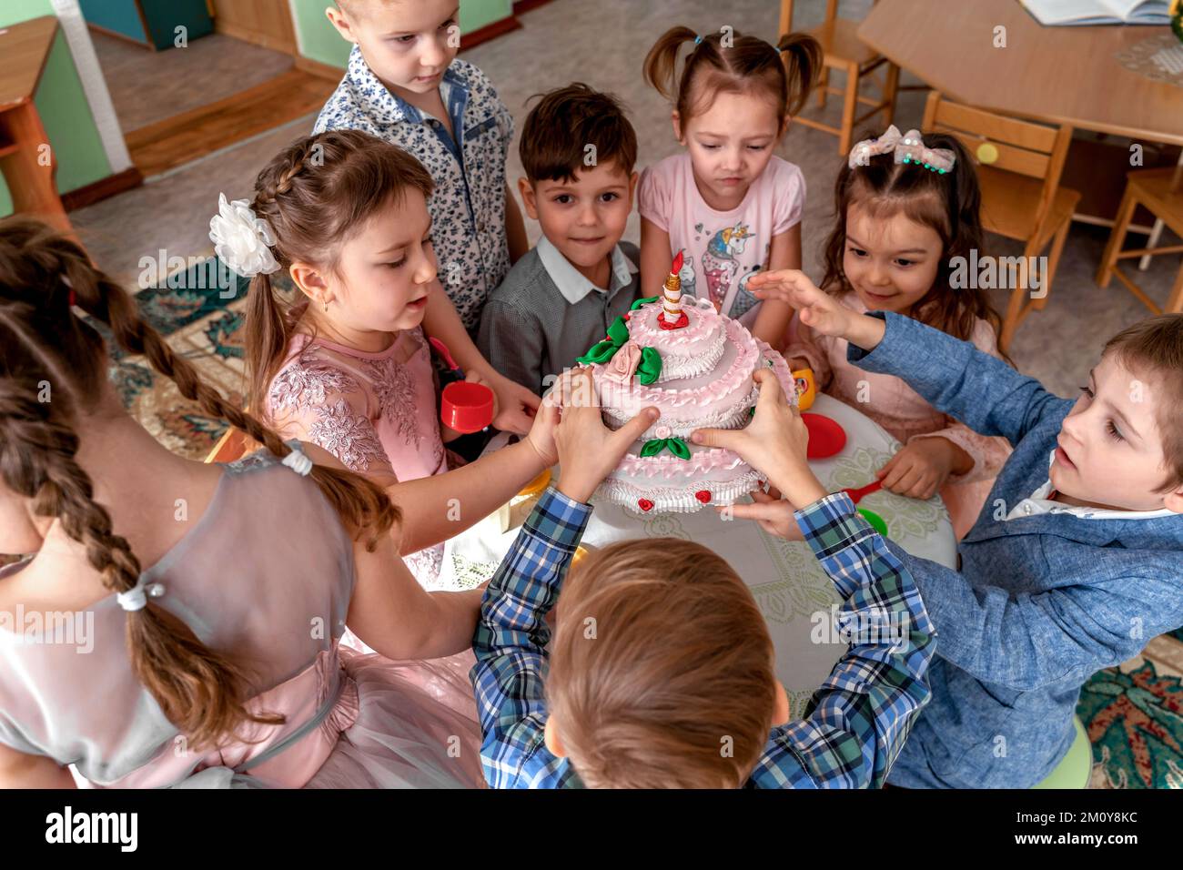 children are going to eat a big cake Stock Photo - Alamy