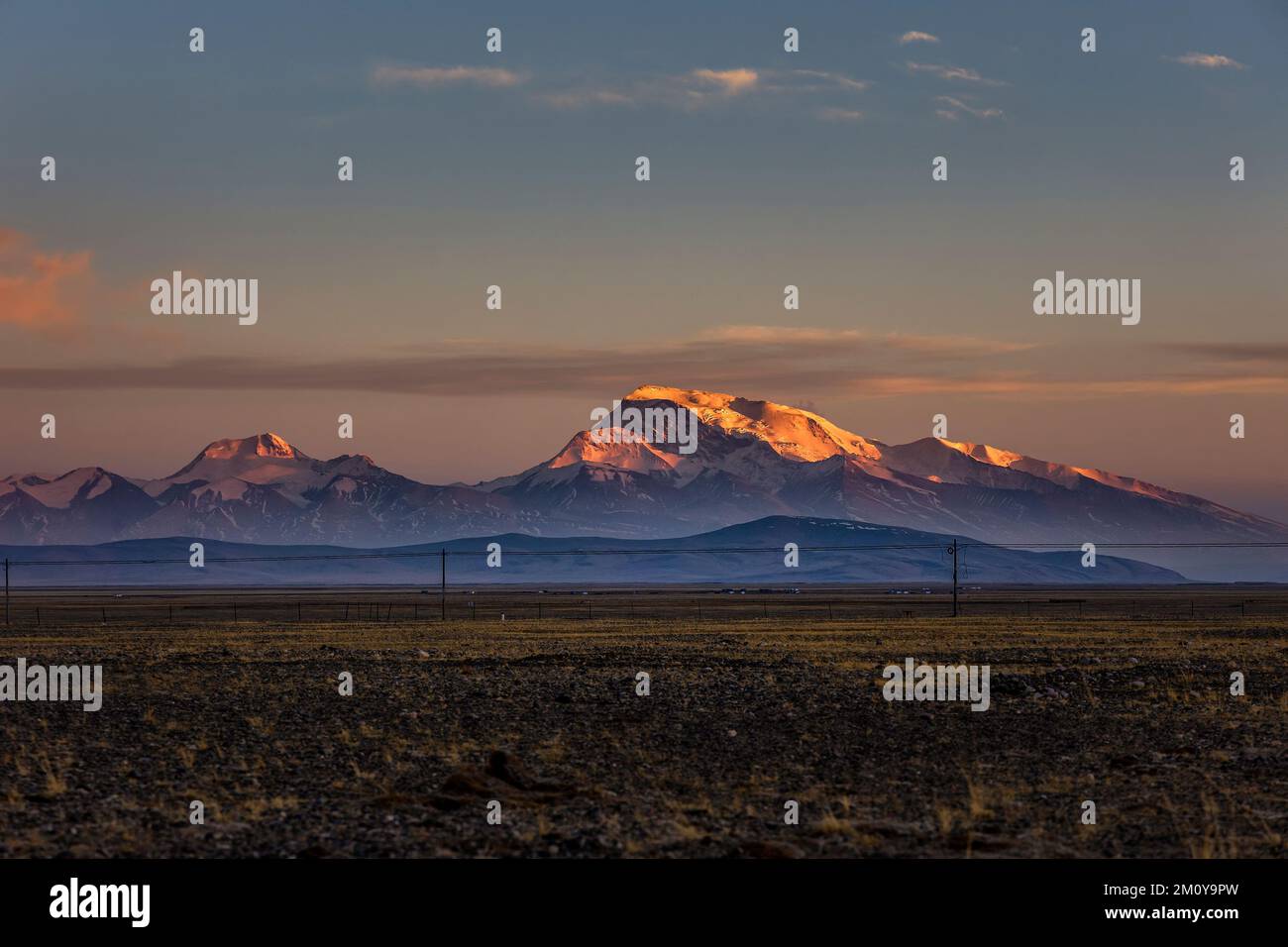 The sunset view with Gurla Mandhata peak in Himalayas, Taqin County ...