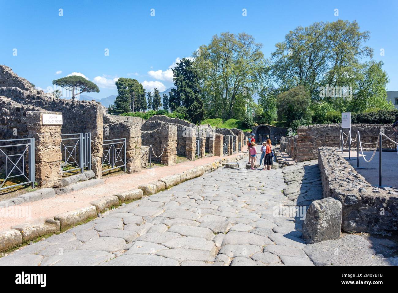 Pompeii tourists family hi-res stock photography and images - Alamy