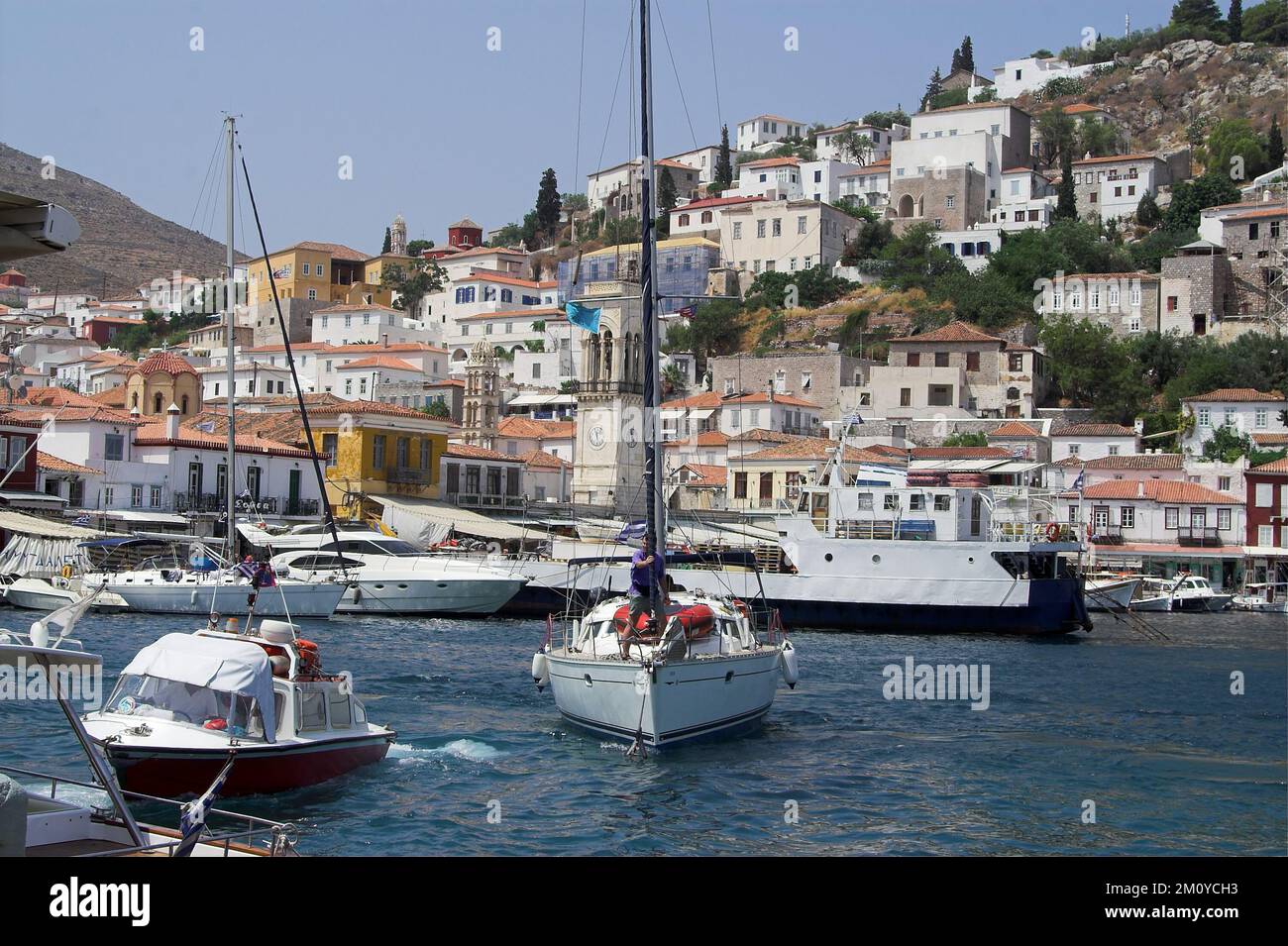 Hydra, Idra, Ύδρα, Grecja, Greece, Griechenland; Charming bay, town on ...
