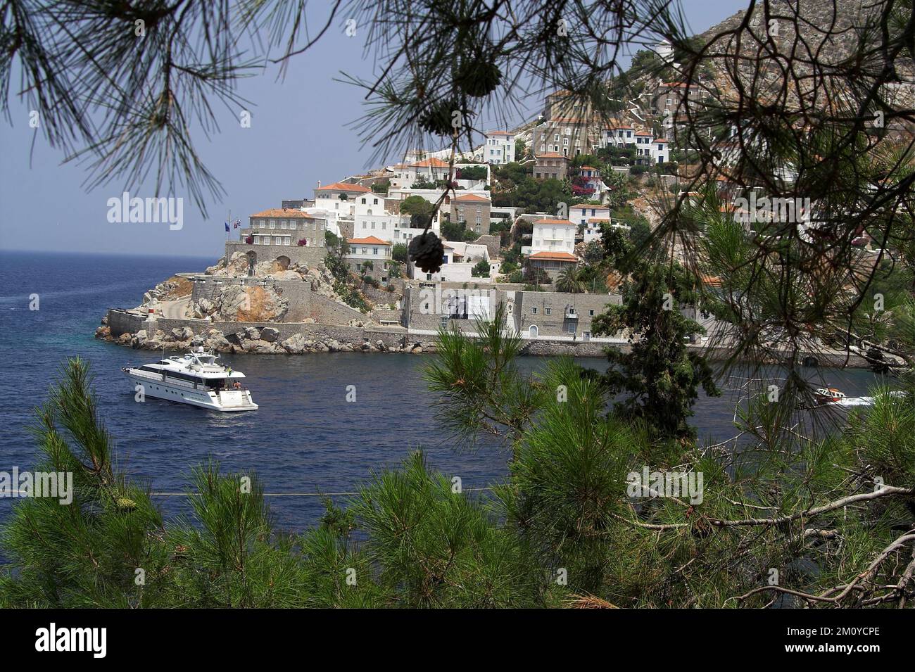 Hydra, Idra, Ύδρα, Grecja, Greece, Griechenland; Charming bay, town on ...