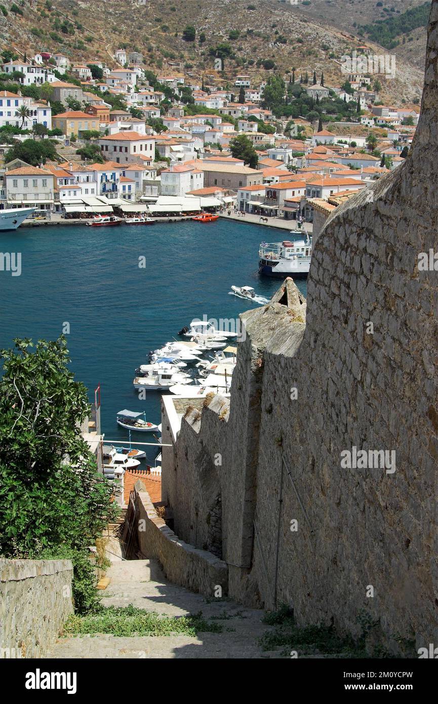 Hydra, Idra, Ύδρα, Grecja, Greece, Griechenland; Charming bay, town on ...