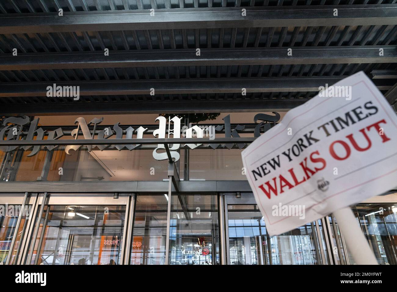 New York, New York, USA. 8th Dec, 2022. More than 1100 NewsGuild union ...