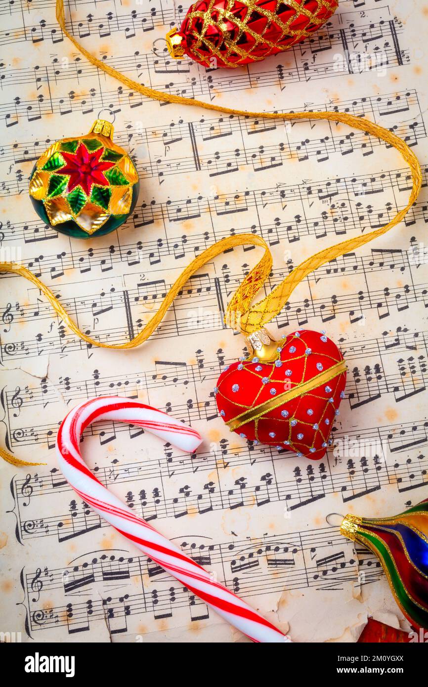 Red hearts and music notes hi-res stock photography and images - Alamy