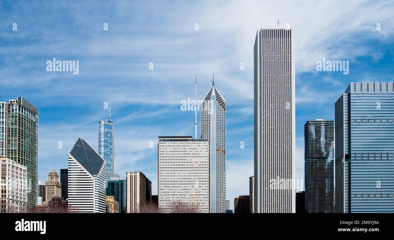 Panoramic view of the Chicago city skyline with modern office towers ...