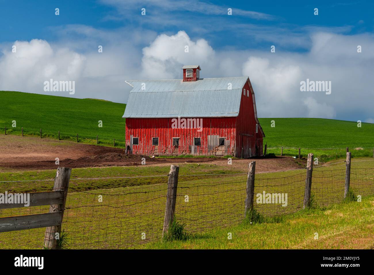 Typical American rural scene of a farm with a rustic red barn and fence ...
