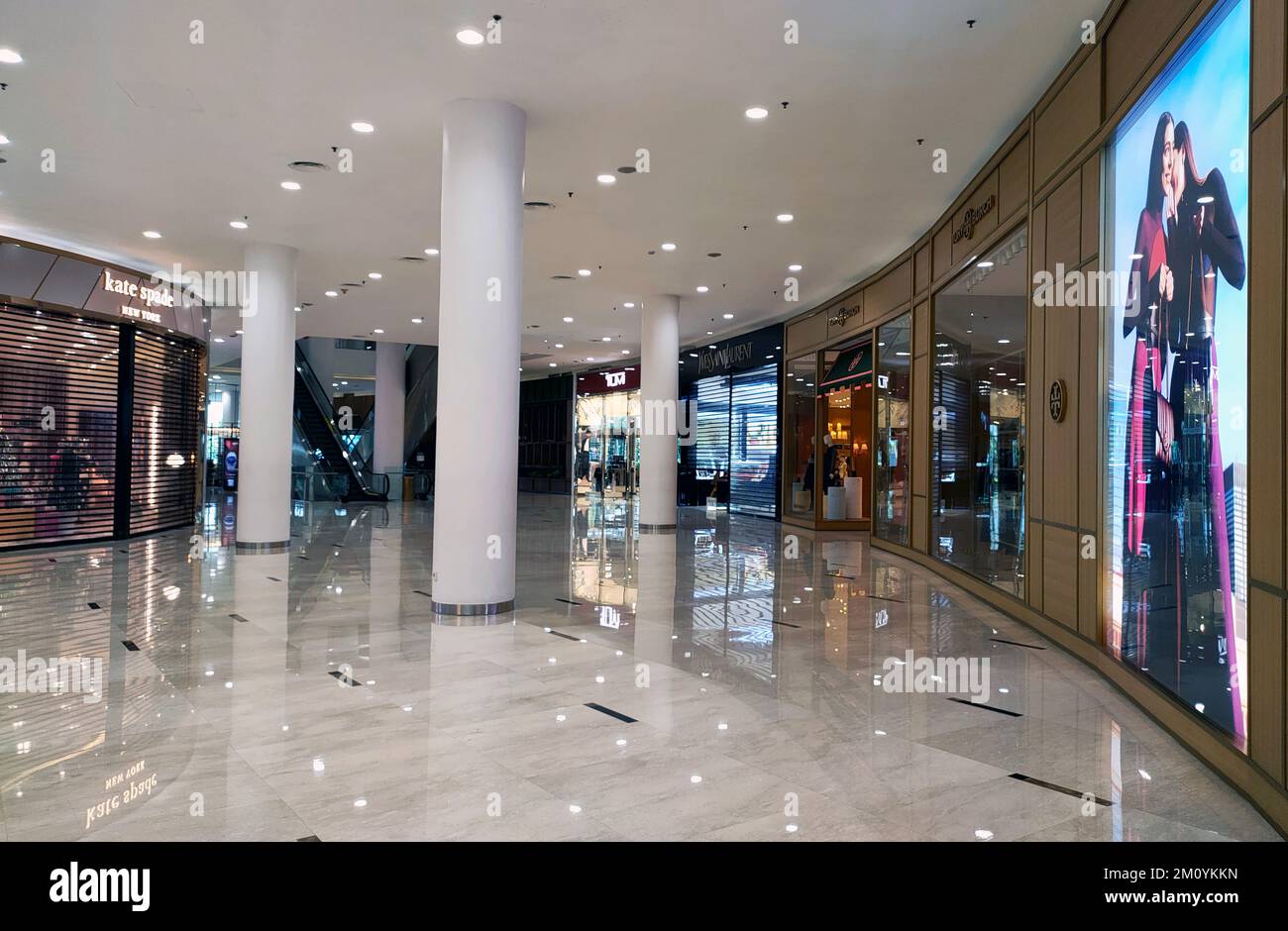 Empty mall hi-res stock photography and images - Alamy