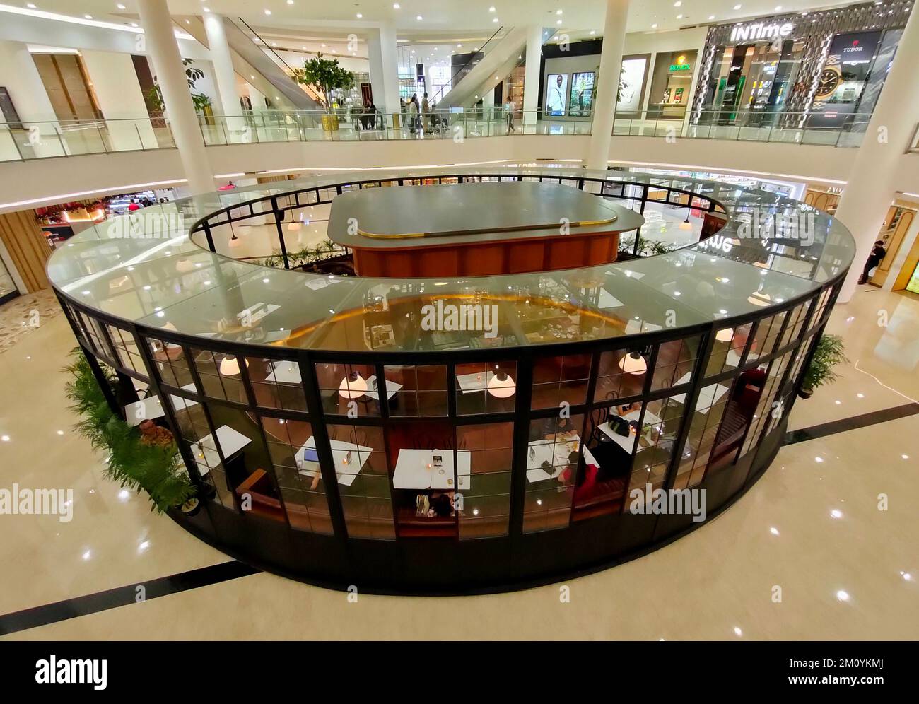 Empty mall hi-res stock photography and images - Alamy