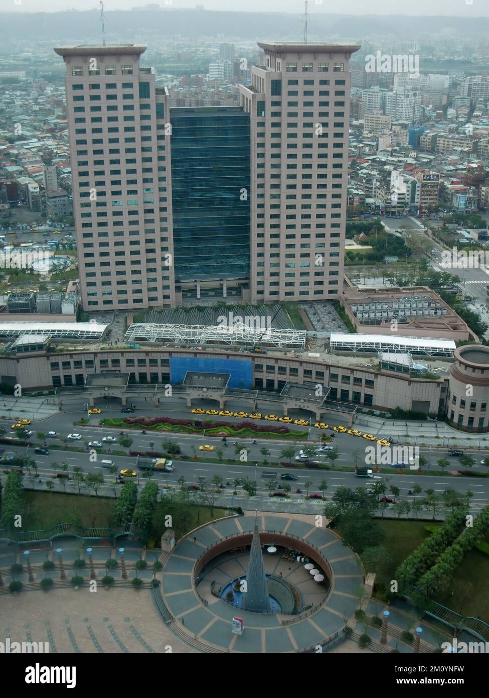 Global mall banqiao station store hi-res stock photography and images ...