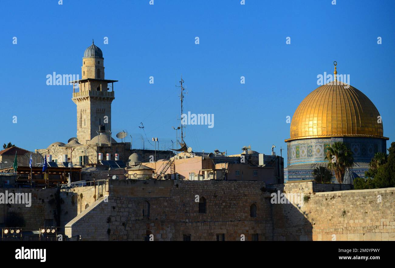 The beautiful Dome of the Rock on top of the Temple Mount in Jerusalem ...