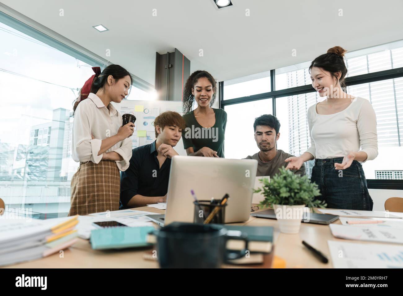 Young asian people having business meeting in office. teamwork ...