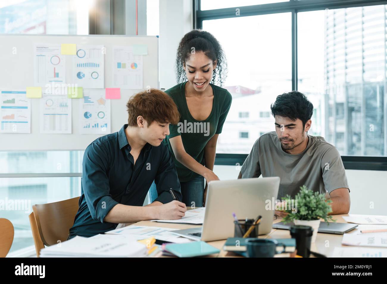 Young asian people having business meeting in office. teamwork ...