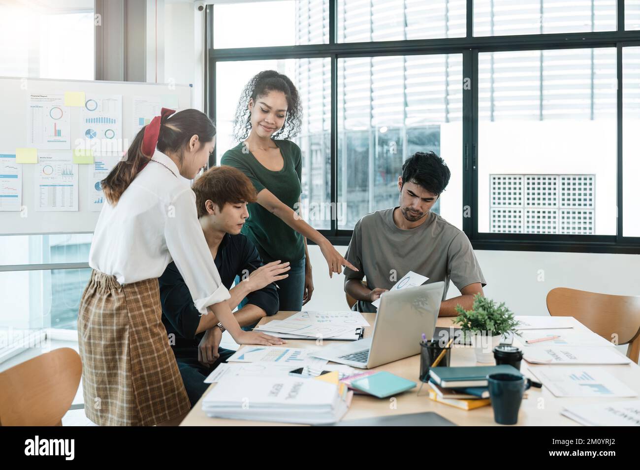Young asian people having business meeting in office. teamwork ...