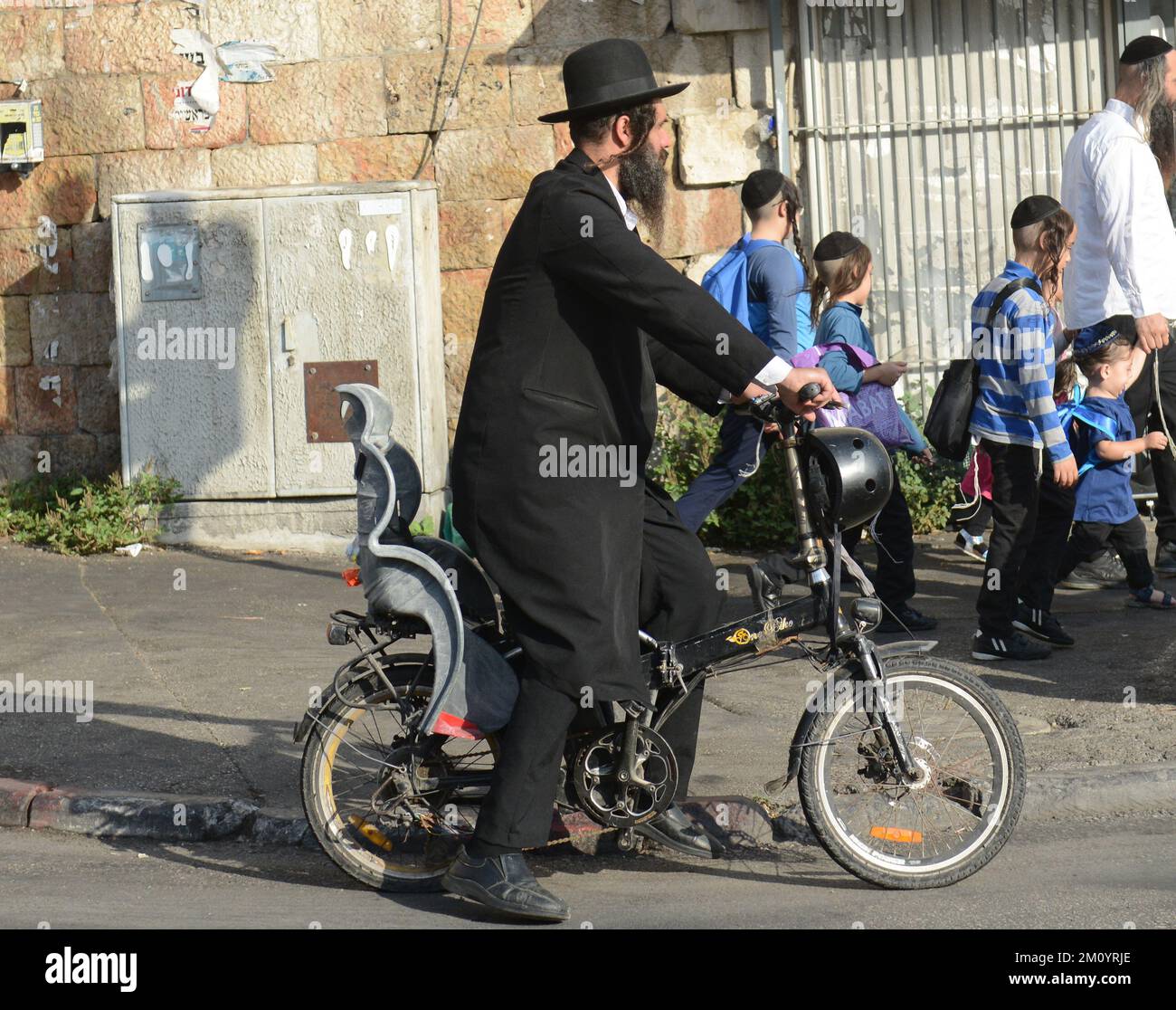 Middle east children riding bicycle hi-res stock photography and images ...