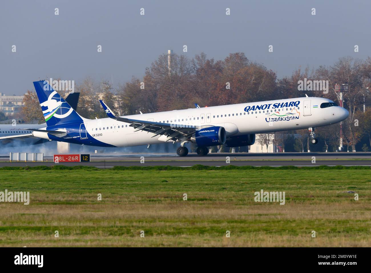 Qanot sharq airline hi-res stock photography and images - Alamy