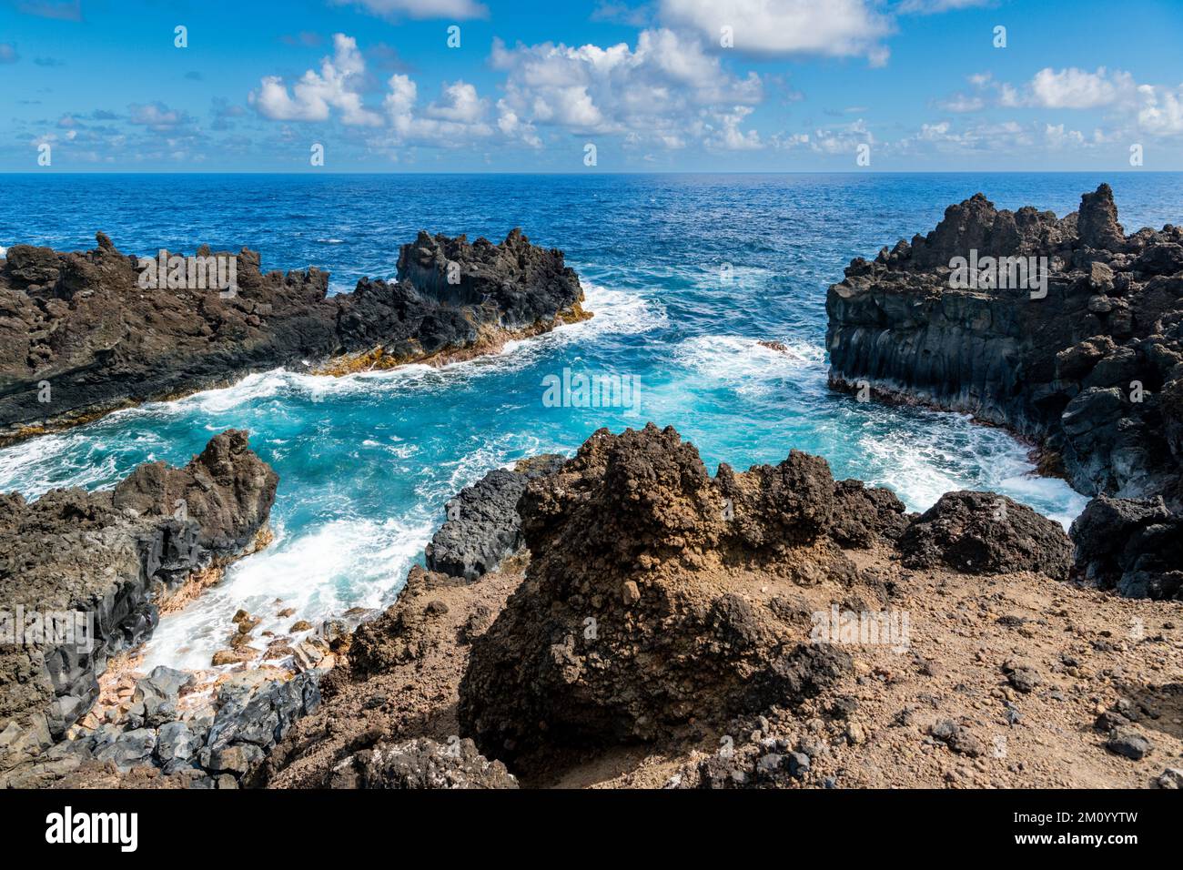 Cove with clear blue water in the volcanic coast of Maui Waiʻanapanapa ...