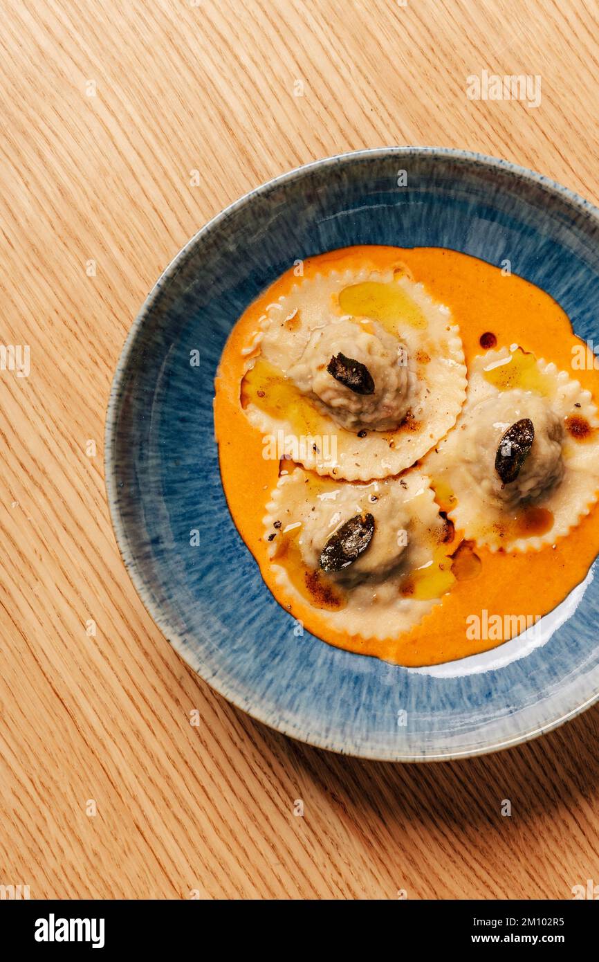 Plating skills hi-res stock photography and images - Alamy