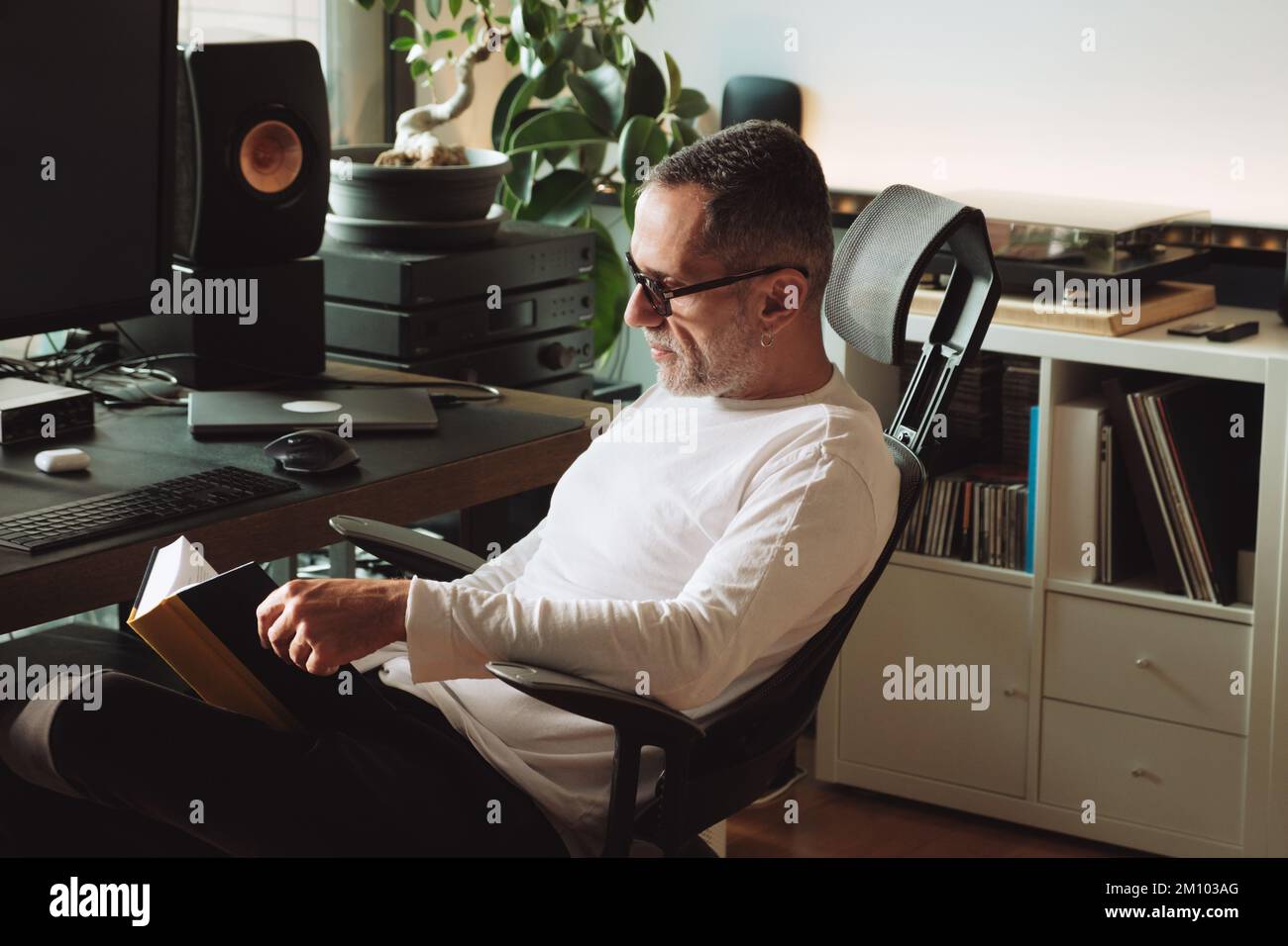 Man sitting desk reading paper hi-res stock photography and images - Alamy