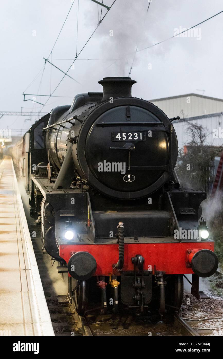 Leigh on Sea, Essex, UK. 9th Dec, 2022. A Christmas special steam train ...